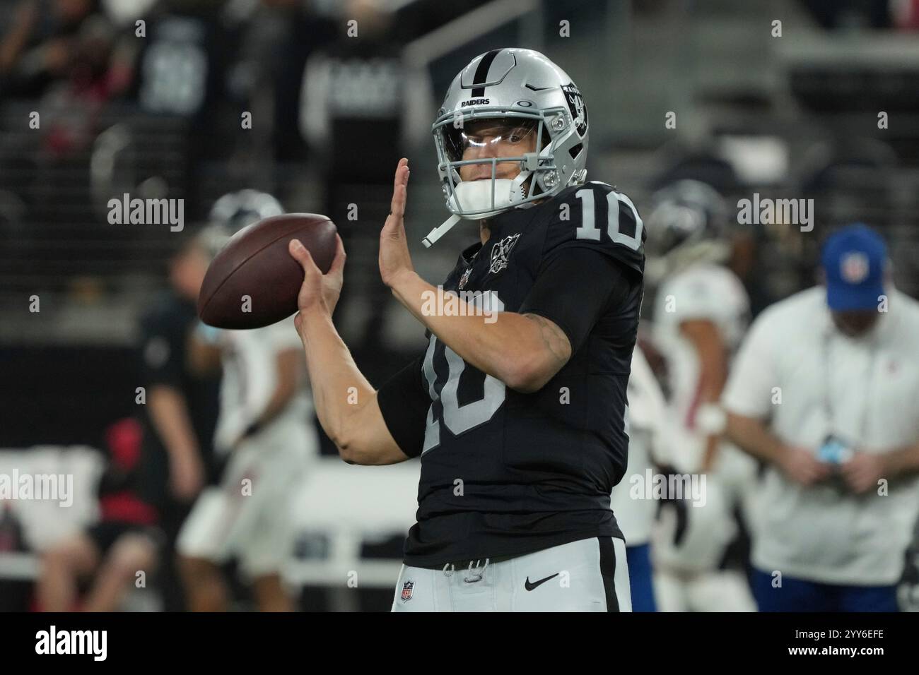 Las Vegas Raiders quarterback Desmond Ridder (10) warms up against the ...