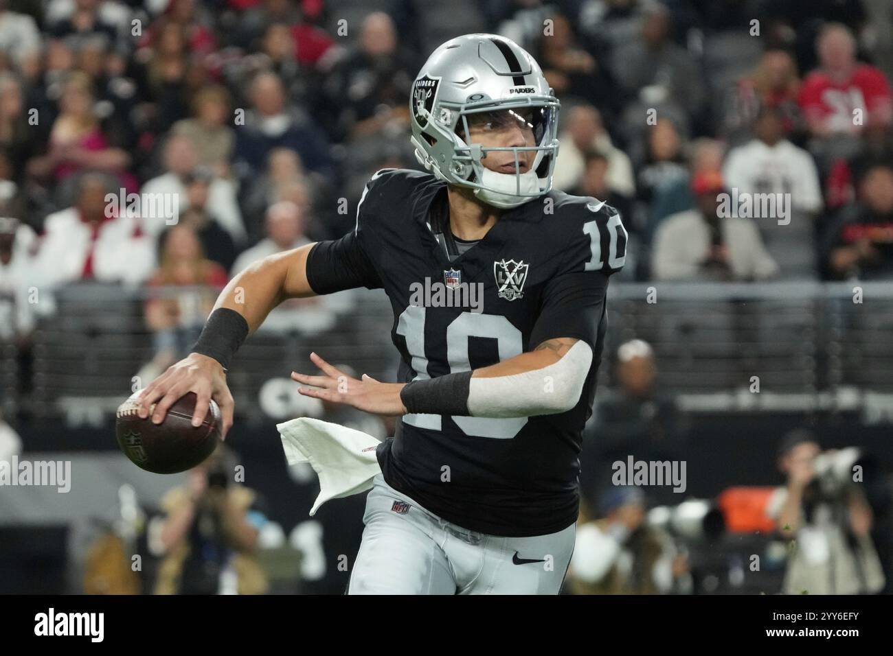 Las Vegas Raiders quarterback Desmond Ridder (10) throws the ball ...