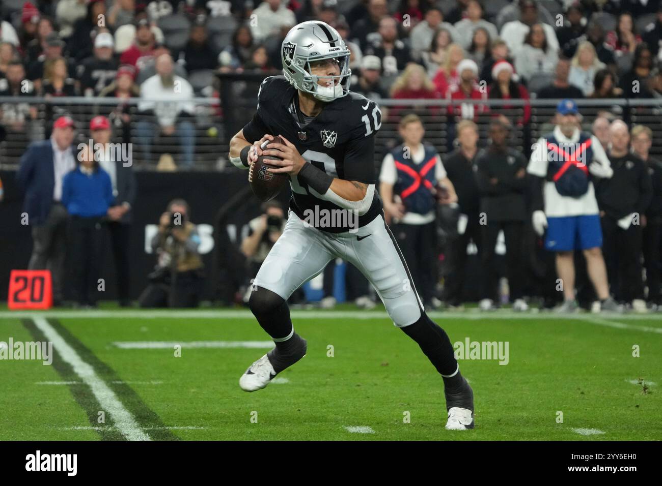 Las Vegas Raiders quarterback Desmond Ridder (10) throws the ball ...