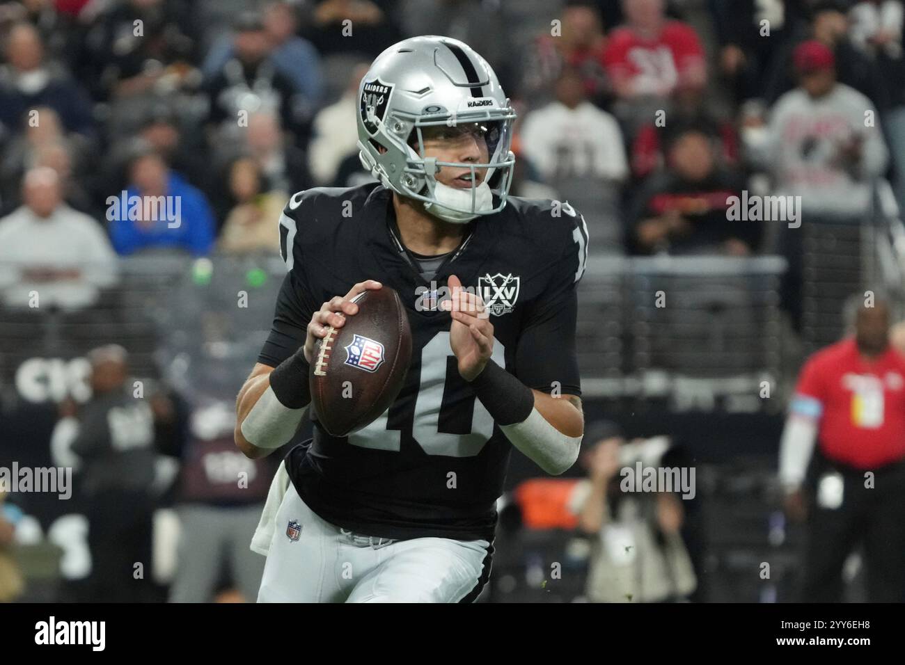 Las Vegas Raiders quarterback Desmond Ridder (10) throws the ball ...