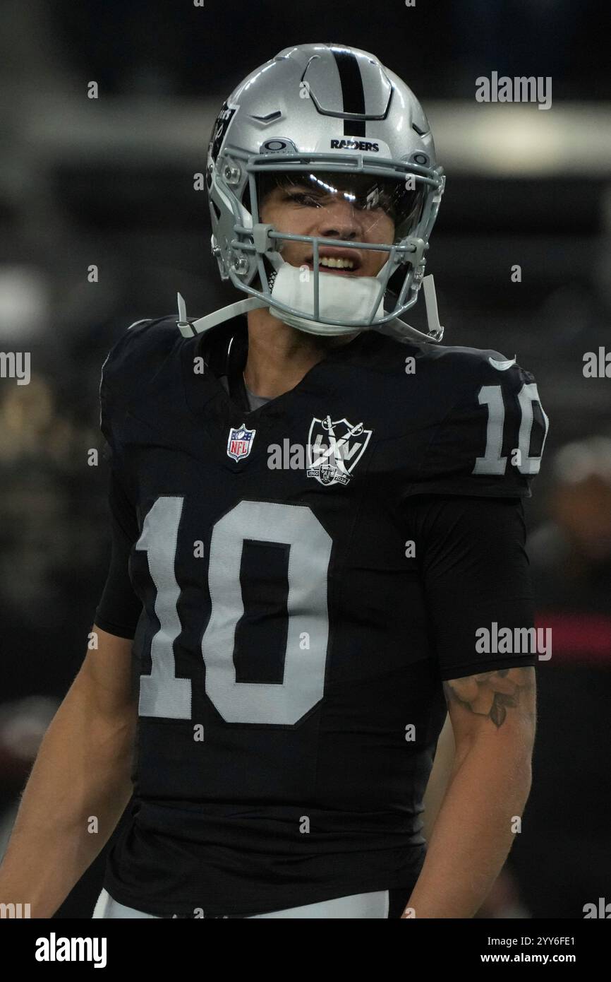 Las Vegas Raiders quarterback Desmond Ridder (10) warms up against the ...