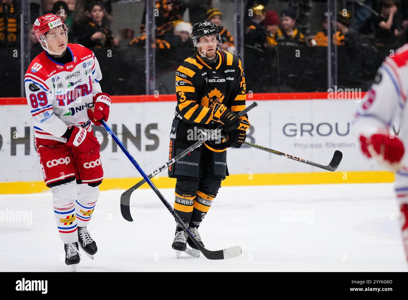 241219 Timrås Oliver Kapanen och Skellefteås Viktor Grahn under ...