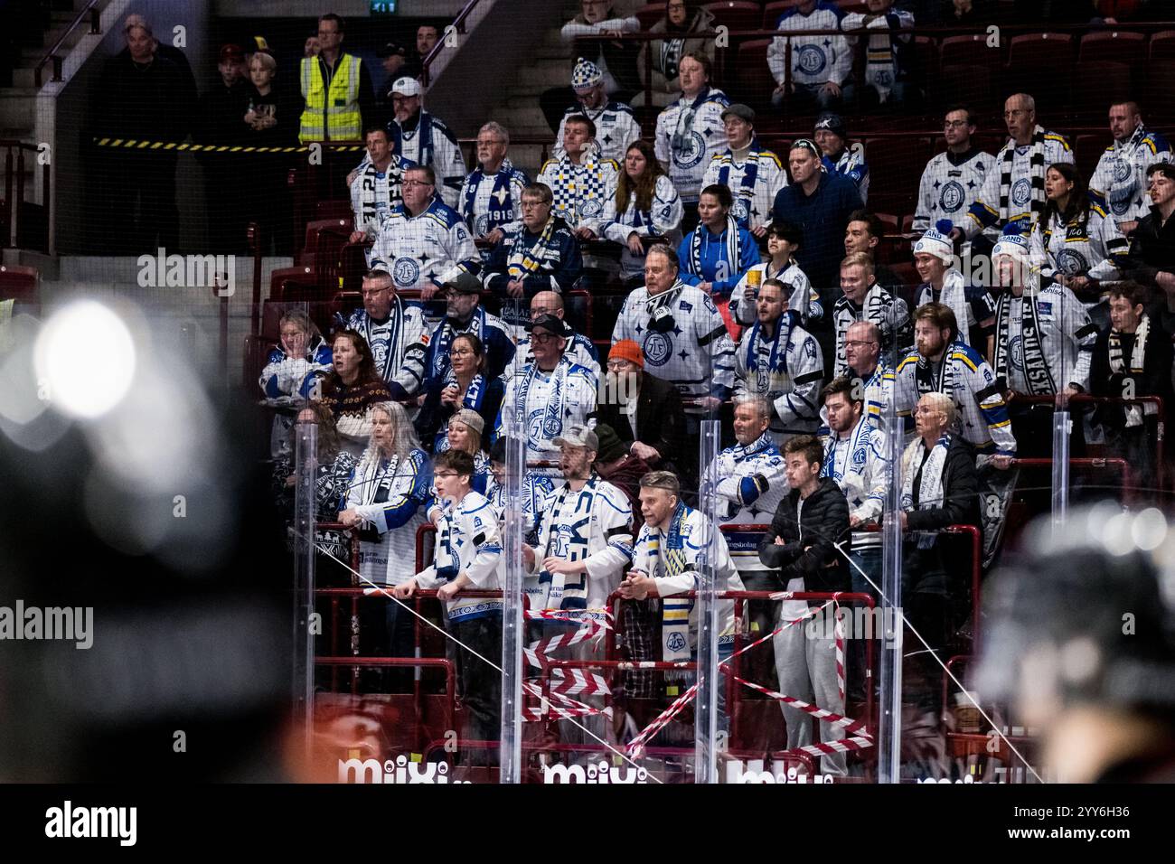 241219 Publik under ishockeymatchen i SHL mellan Malmö Redhawks och Leksand den 19 december 2024 ...