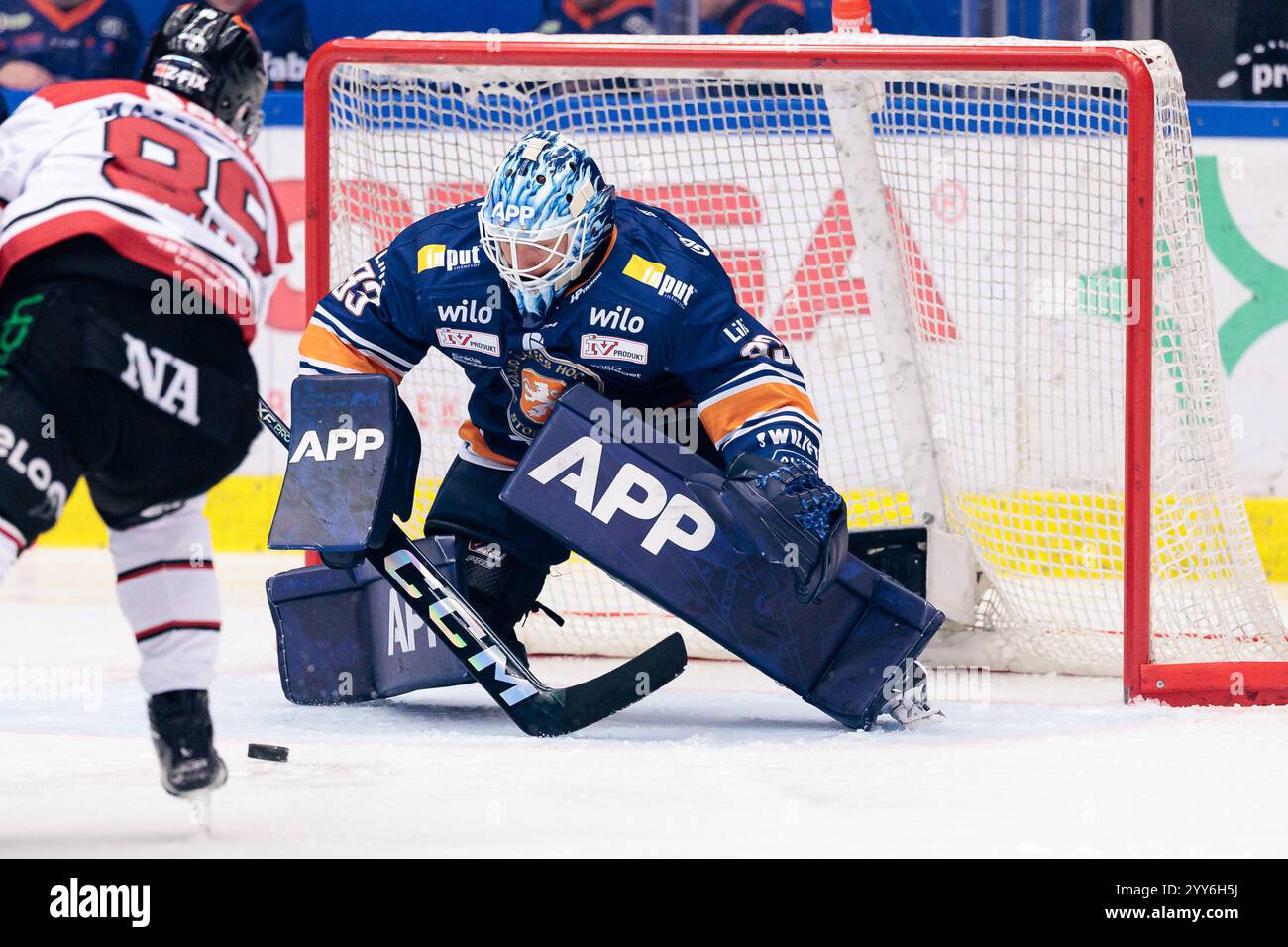 241219 Växjös målvakt Emil Larmi under ishockeymatchen i SHL mellan Växjö och Örebro den 19 ...