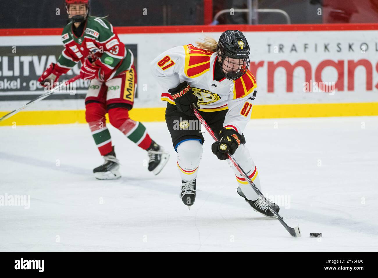 241219 Brynäs Anna Brenkle under ishockeymatchen i SDHL mellan Modo och Brynäs den 19 december ...