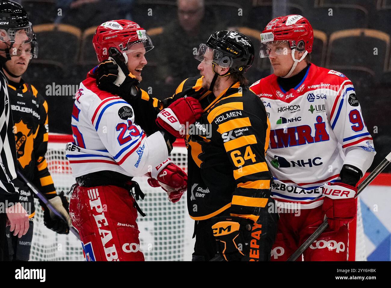 241219 Timrås Linus Nässén och Skellefteås Jonathan Pudas och under ishockeymatchen i SHL mellan ...