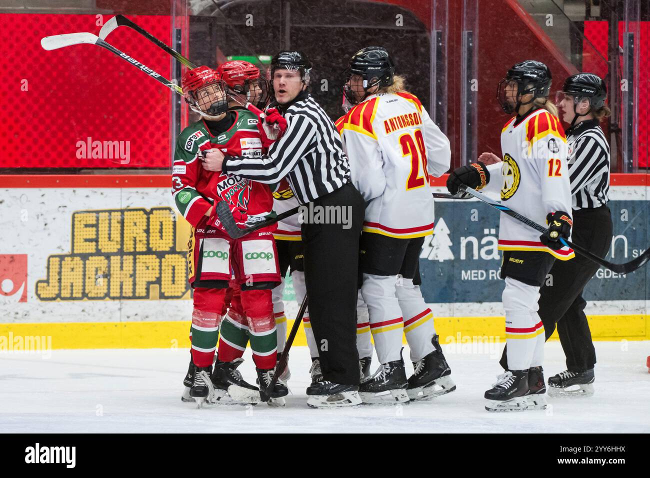 241219 Modos Mira Hallin och linjemanen Tony Rudström under ishockeymatchen i SDHL mellan Modo ...
