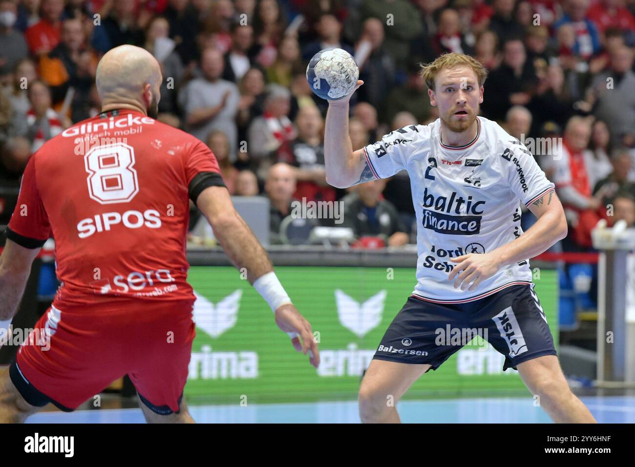 Simon Pytlick (SG Flensburg-Handewitt, #2) (am Ball), Adrian Sipos (MT ...