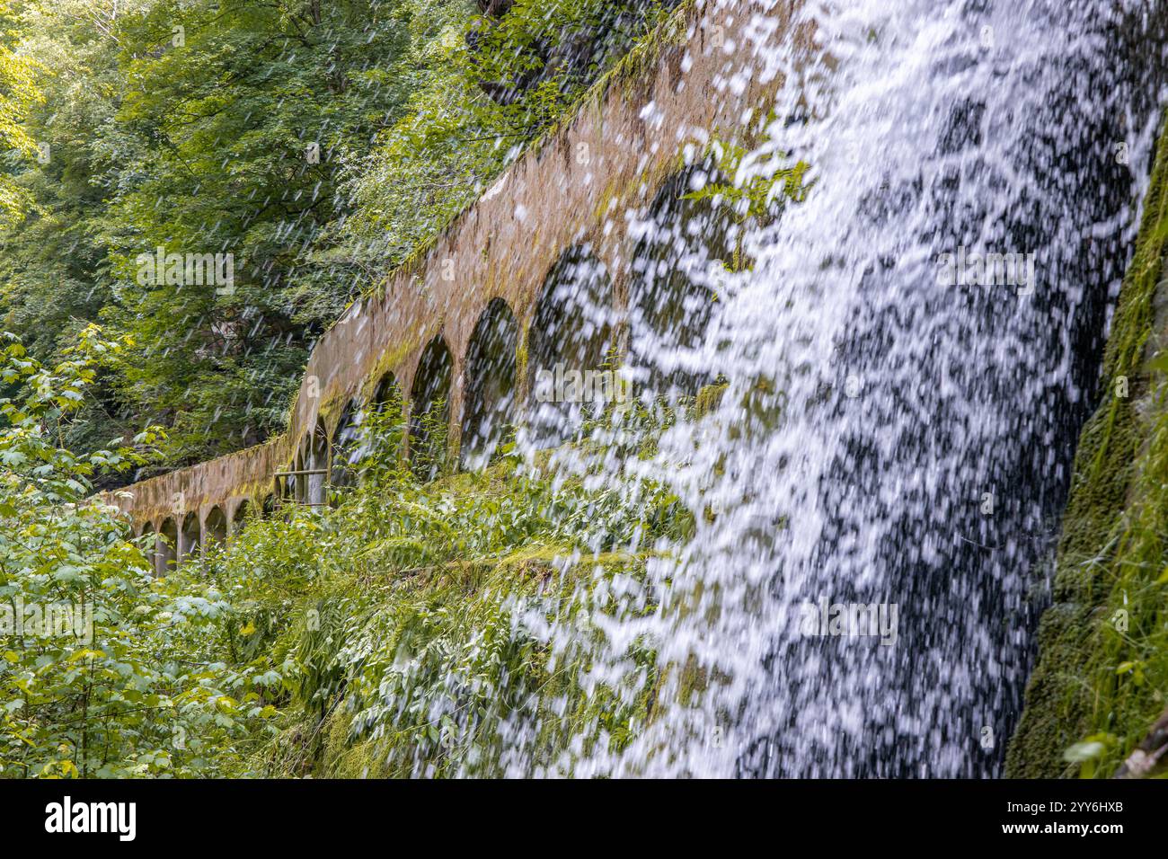 altes Wasserkraftwerk Niezelgrund Wasserfall Lohmener Klamm Stock Photo ...