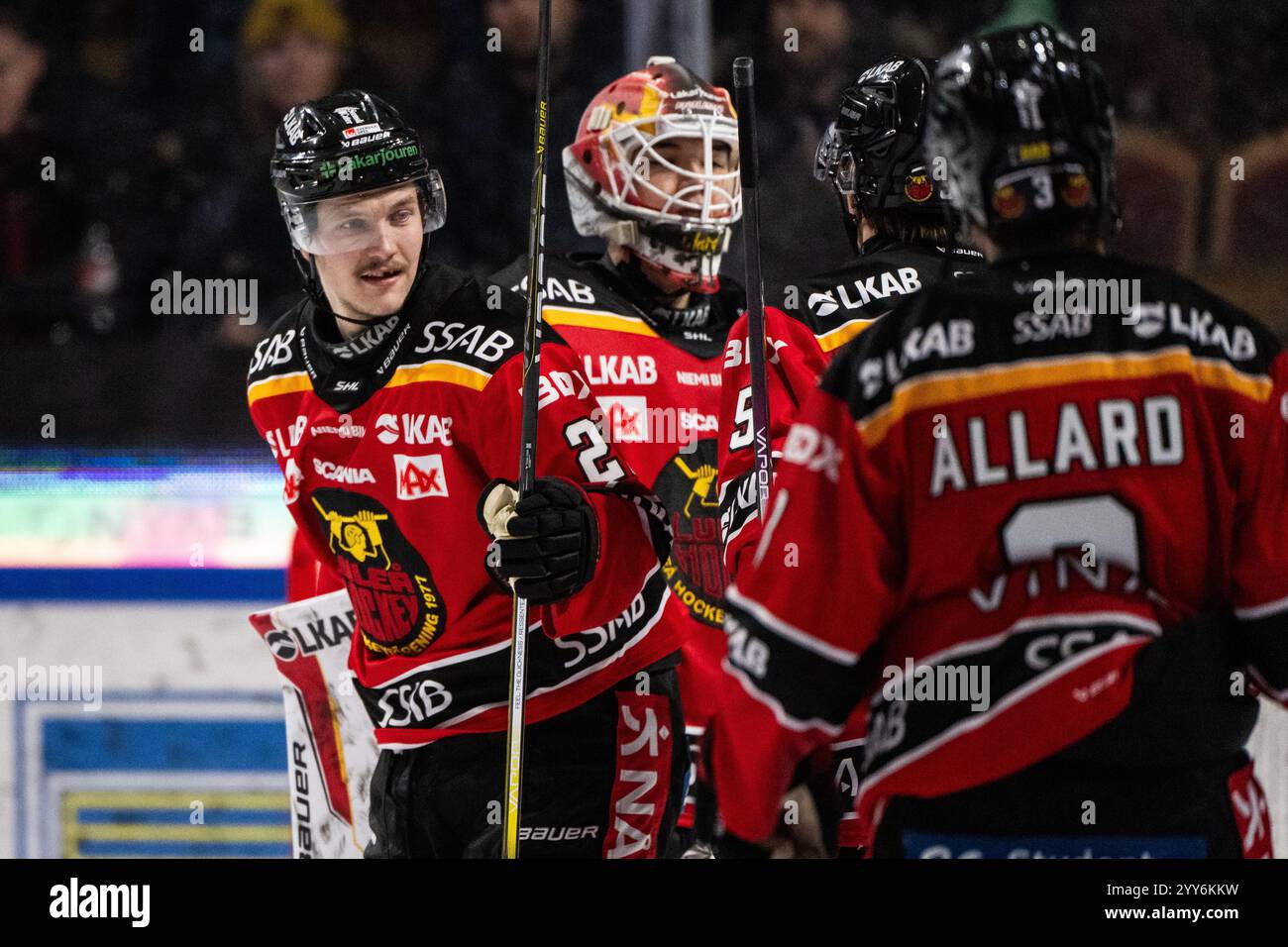 241219 Luleås Oskari Laaksonen jublar med lagkamrater efter ishockeymatchen i SHL mellan Luleå ...