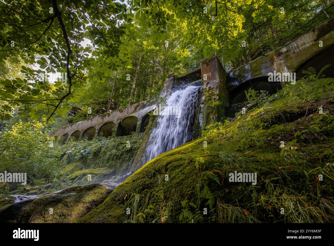 altes Wasserkraftwerk Niezelgrund Wasserfall Lohmener Klamm Stock Photo ...