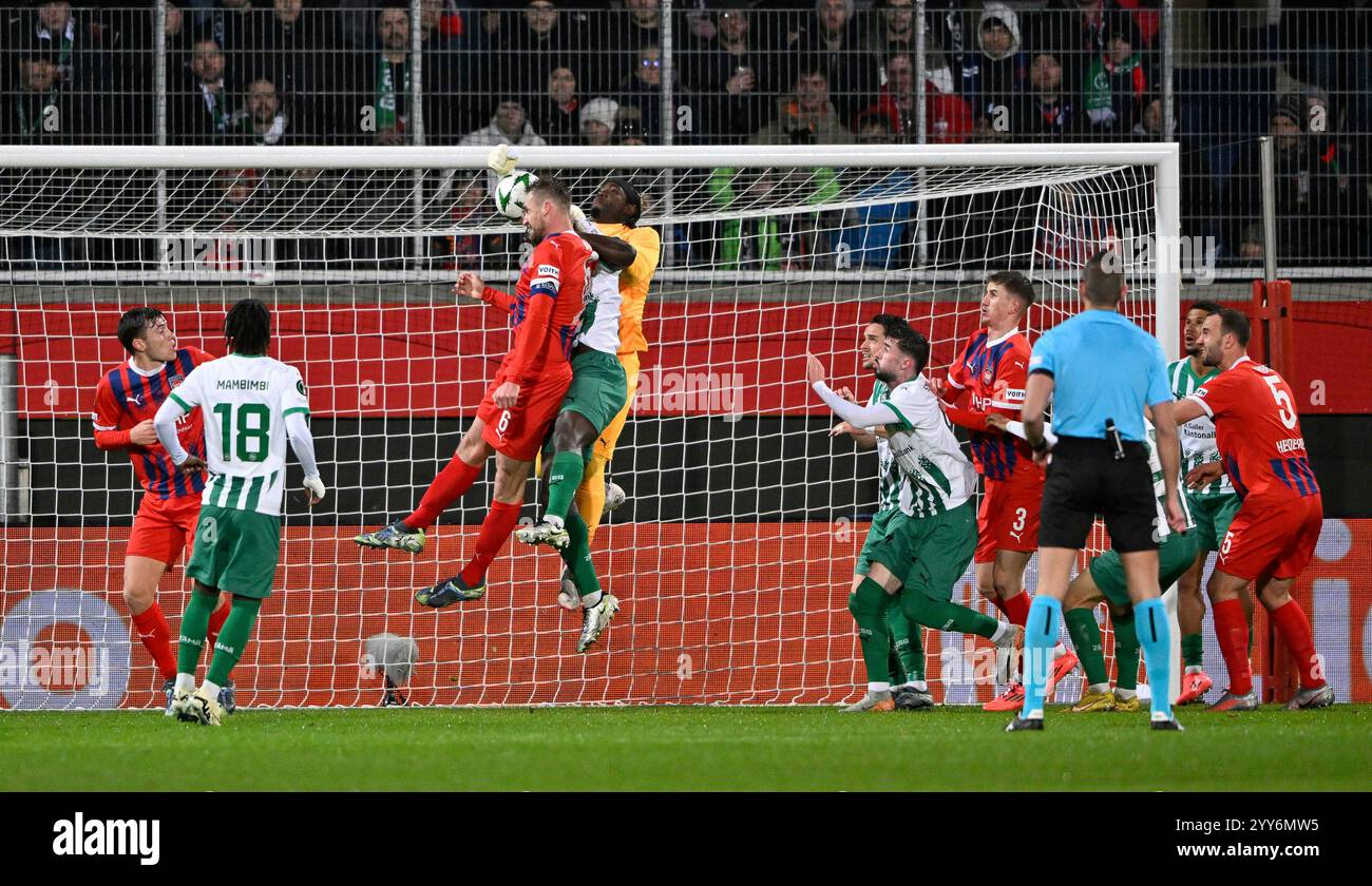 Heidenheim, Deutschland. 19th Dec, 2024. Strafraumszene, Torraumszene Kopfballduell Zweikampf ...