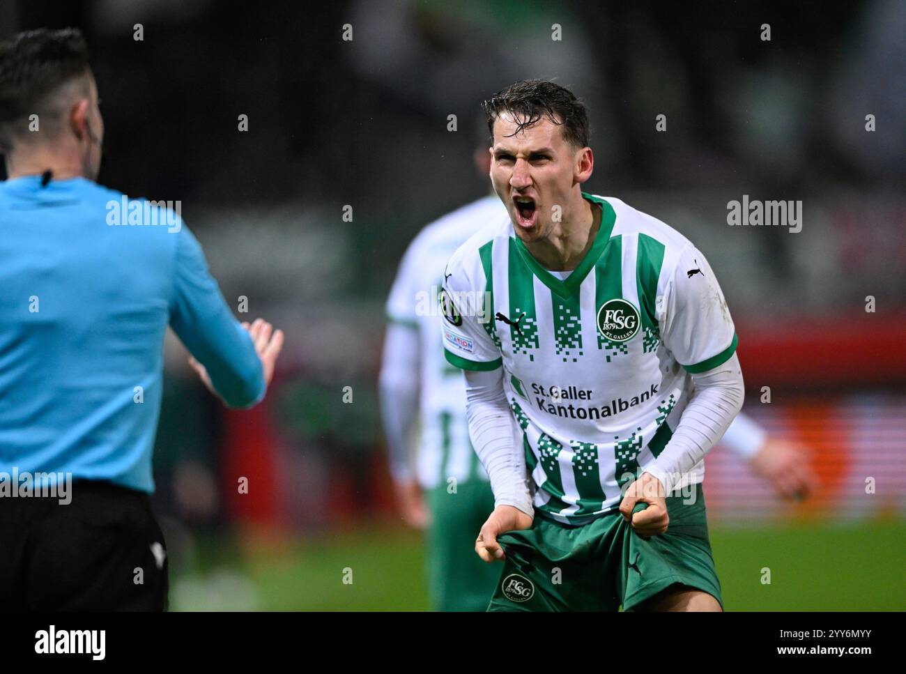 Konrad Faber FC St. Gallen (22) sauer schreit Linienrichter an Gestik ...