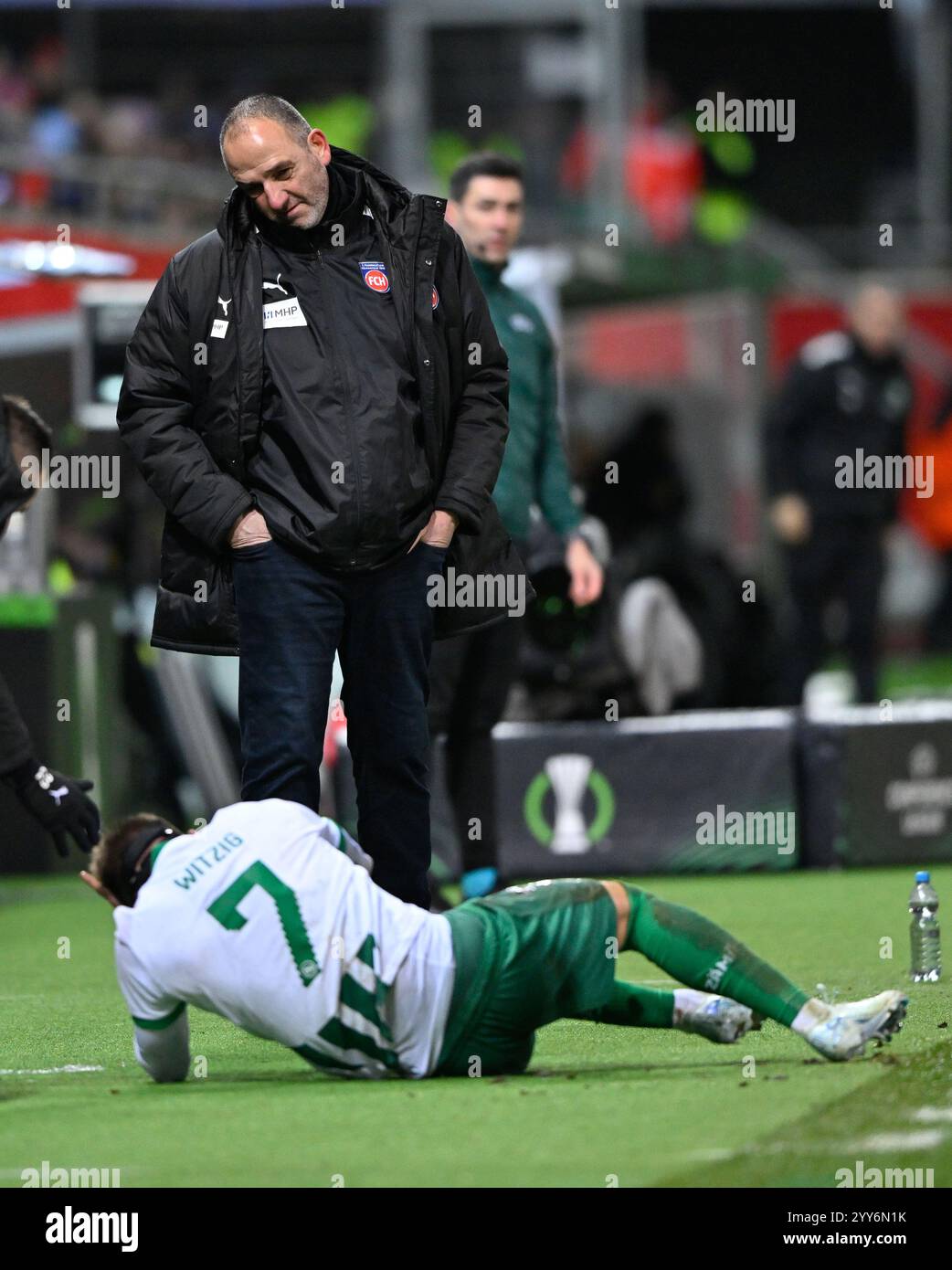 Trainer Coach Frank Schmidt 1. FC Heidenheim 1846 FCH am Spielfeldrand ...
