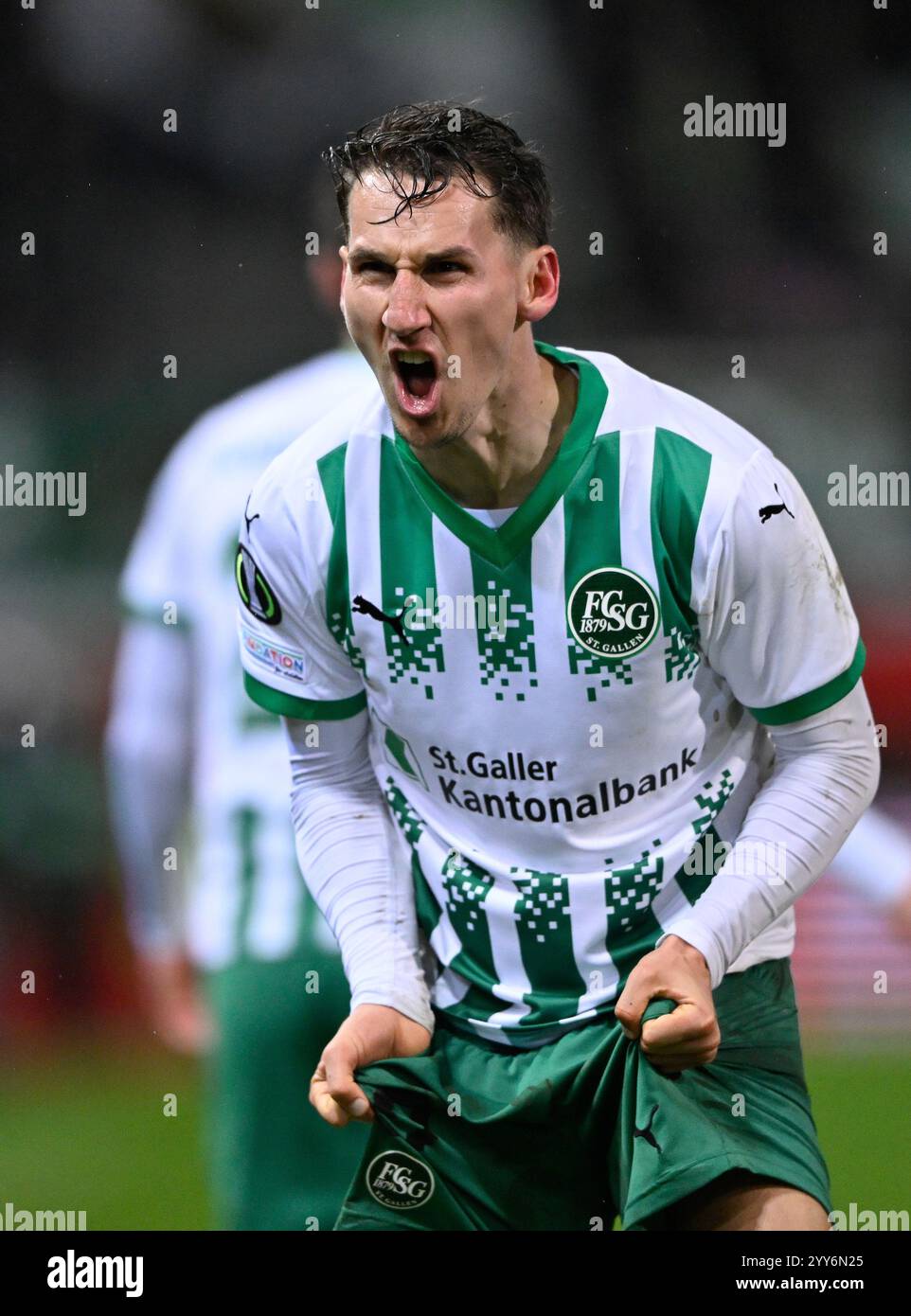 Konrad Faber FC St. Gallen (22) sauer schreit Linienrichter an Gestik ...