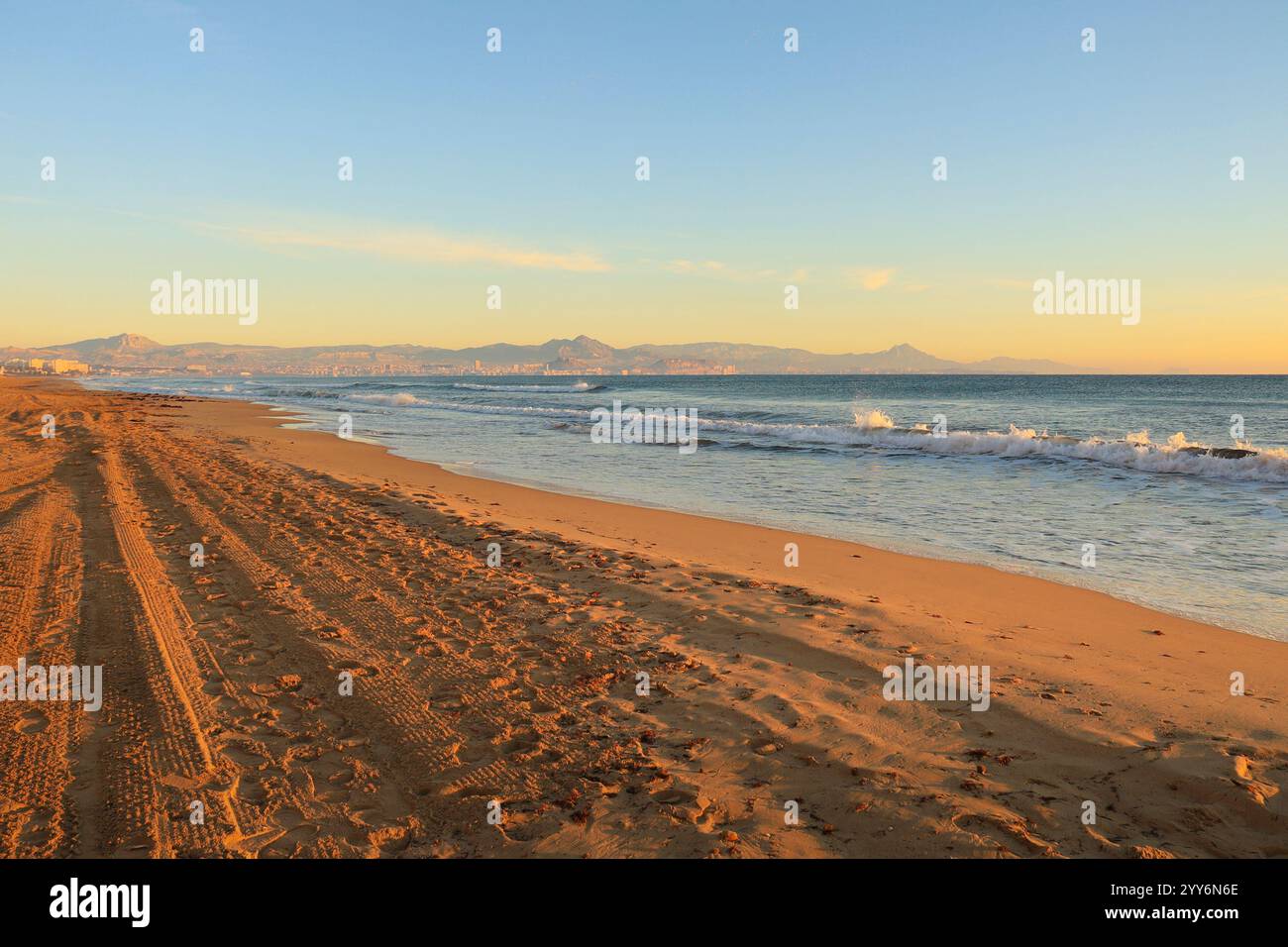 Beautiful morning on the beach in winter in Arenales del Sol, Alicante ...