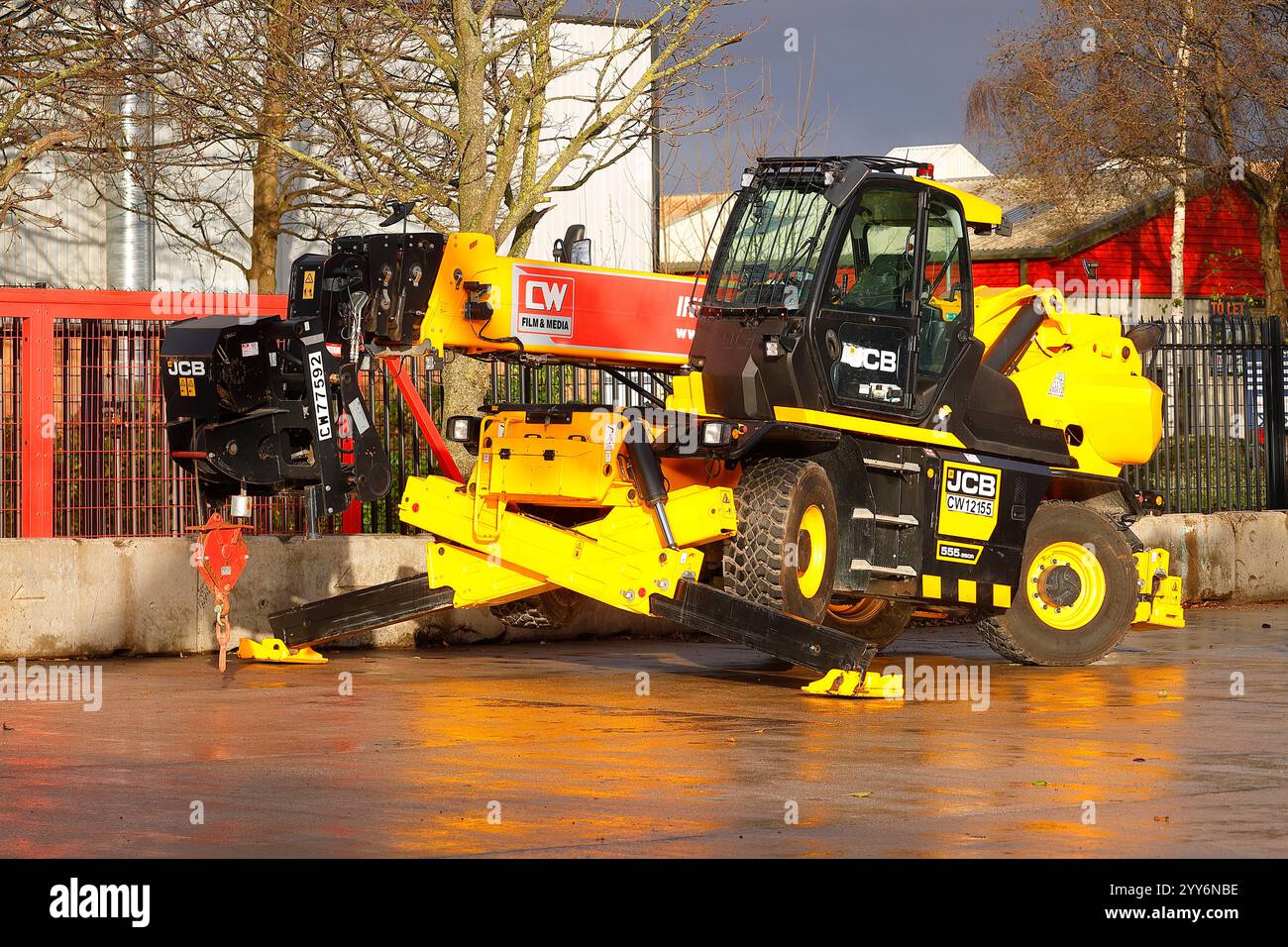 JCB 555-260 Rotating Telehandler with crane attachment Stock Photo - Alamy