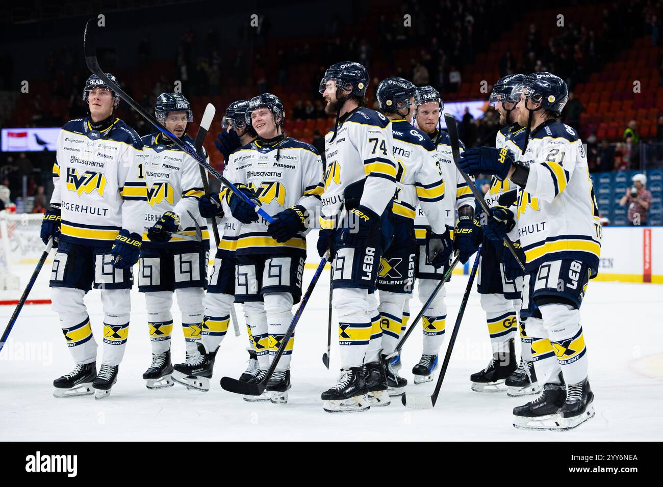 241219 HV71s spelare jublar efter ishockeymatchen i SHL mellan Frölunda och HV71 den 19 december ...