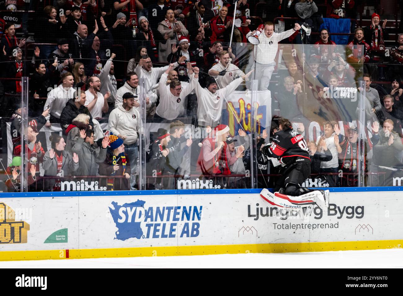 241219 Malmö Redhawks målvakt Marek Langhamer jublar med supportrarna efter ishockeymatchen i ...