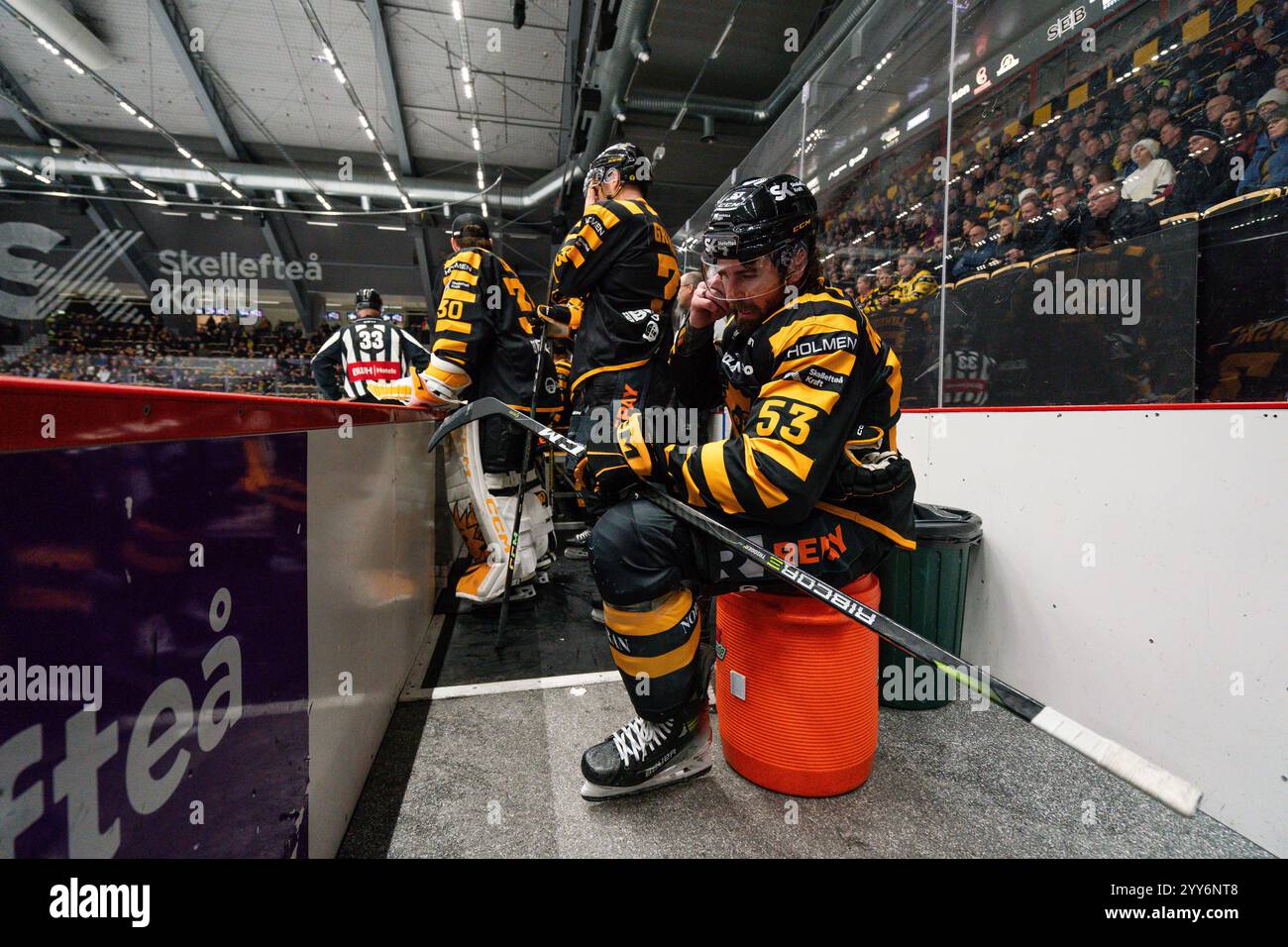 241219 Skellefteås Luke Witkowski skadade sig under ishockeymatchen i SHL mellan Skellefteå och ...
