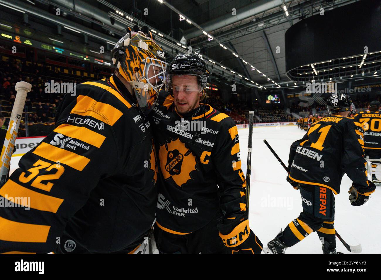 241219 Skellefteås målvakt Linus Söderström och Jonathan Pudas under ishockeymatchen i SHL ...