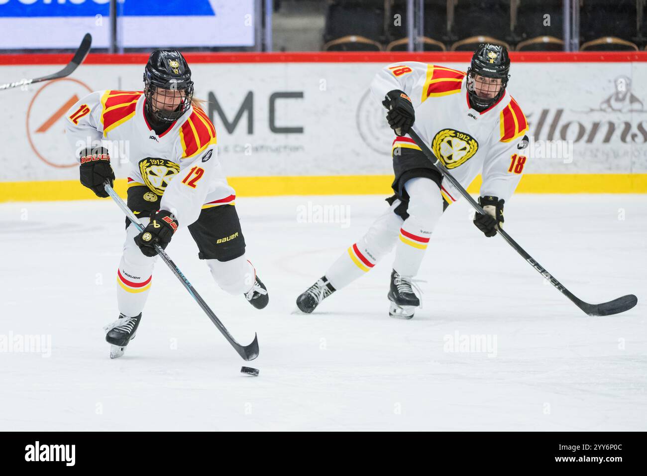241219 Brynäs Mina Waxin och Jenniina Nylund under ishockeymatchen i SDHL mellan Modo och Brynäs ...