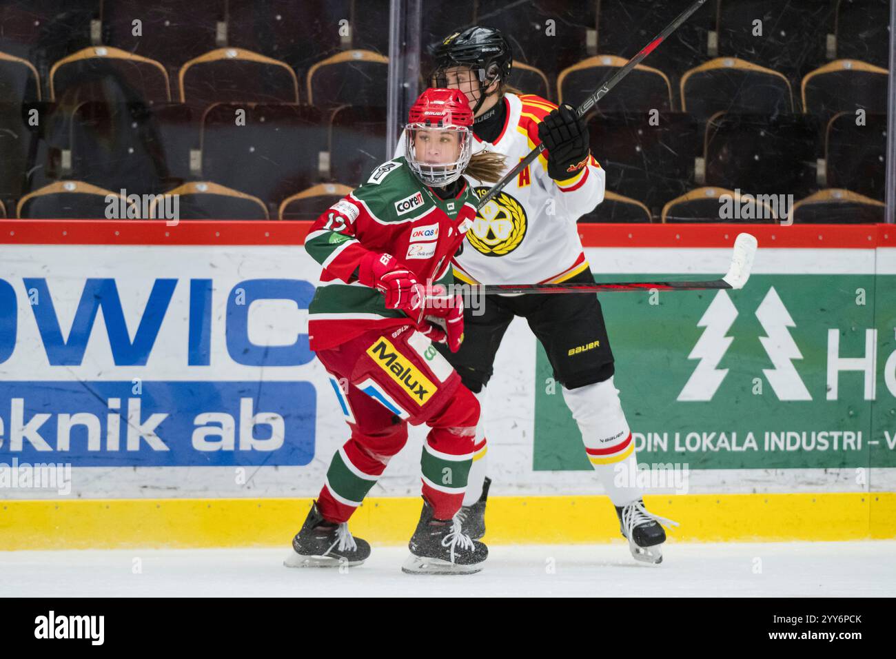 241219 Modos Ebba Berglund under ishockeymatchen i SDHL mellan Modo och Brynäs den 19 december ...