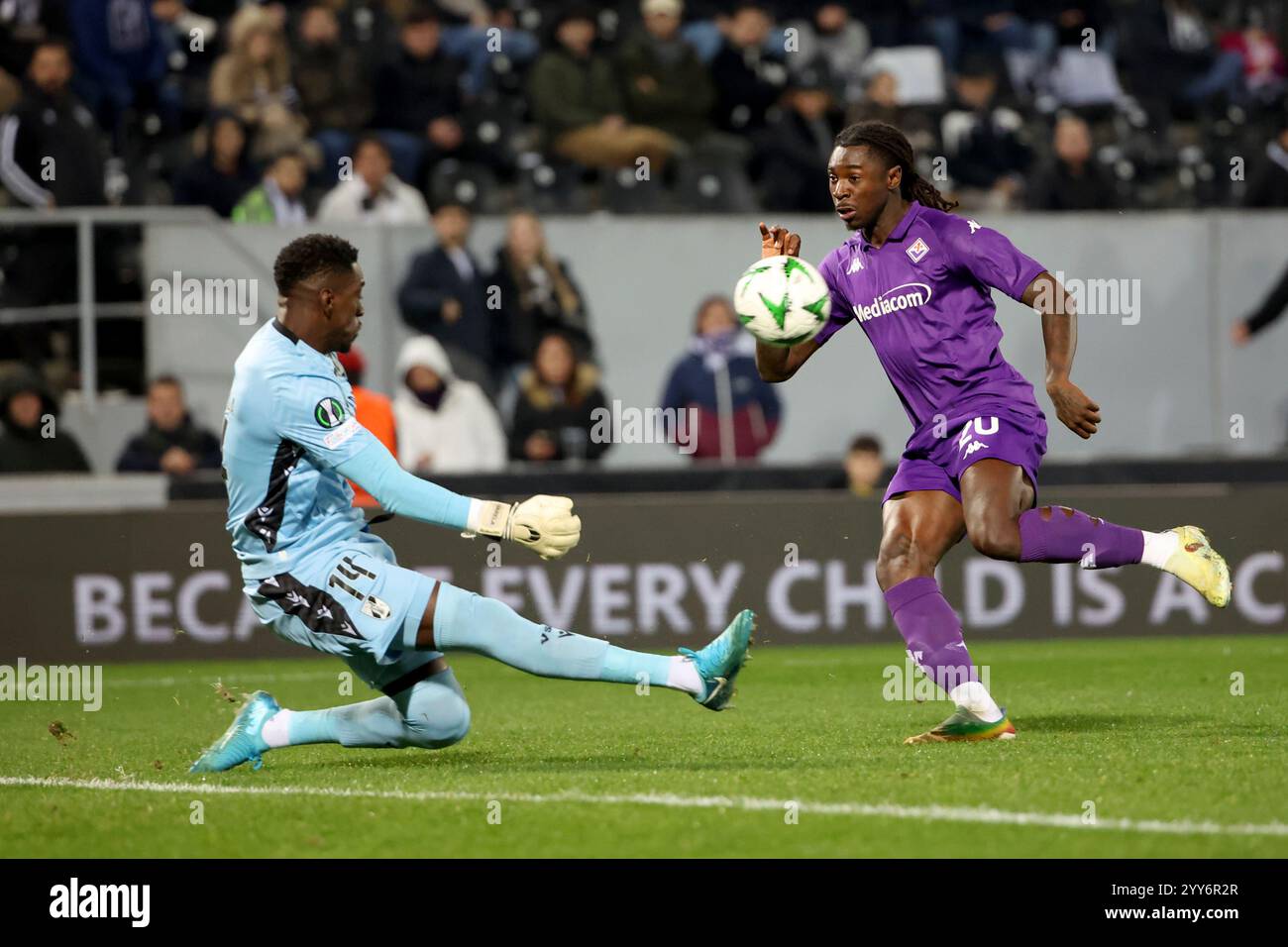 Vitoria's goalkeeper Bruno Varela saves a shot from Fiorentina's Moise ...