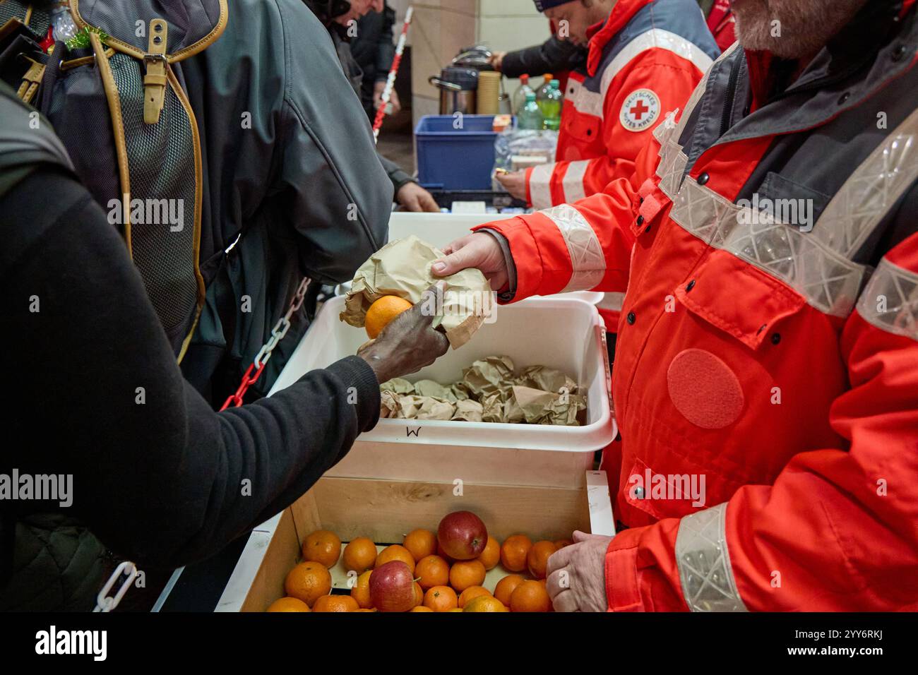 Hamburg, Germany. 19th Dec, 2024. Volunteer members of the German Red ...