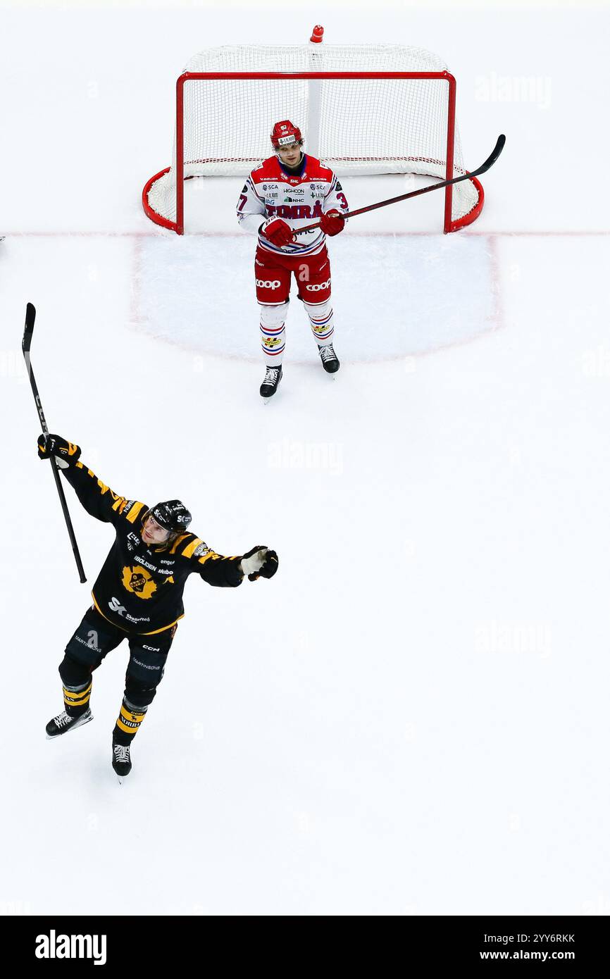 241219 Skellefteås Pär Lindholm jublar efter 1-0 under ishockeymatchen i SHL mellan Skellefteå ...