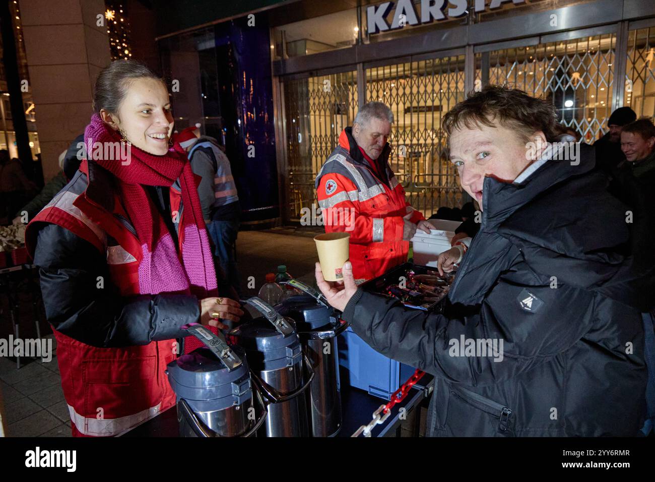 Hamburg, Germany. 19th Dec, 2024. Jule Tober (l) and Frank Tretow (M ...