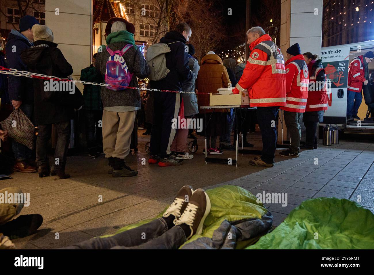 Hamburg, Germany. 19th Dec, 2024. Volunteer members of the German Red ...