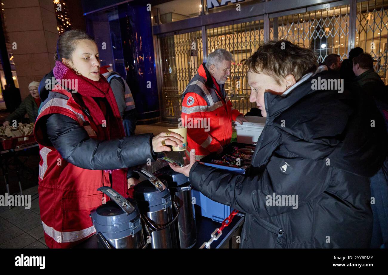 Hamburg, Germany. 19th Dec, 2024. Jule Tober (l) and Frank Tretow (M ...