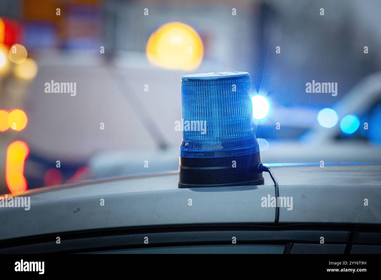 Ein Blaulicht der Polizei auf einem Zivilfahrzeug. *** A police blue ...