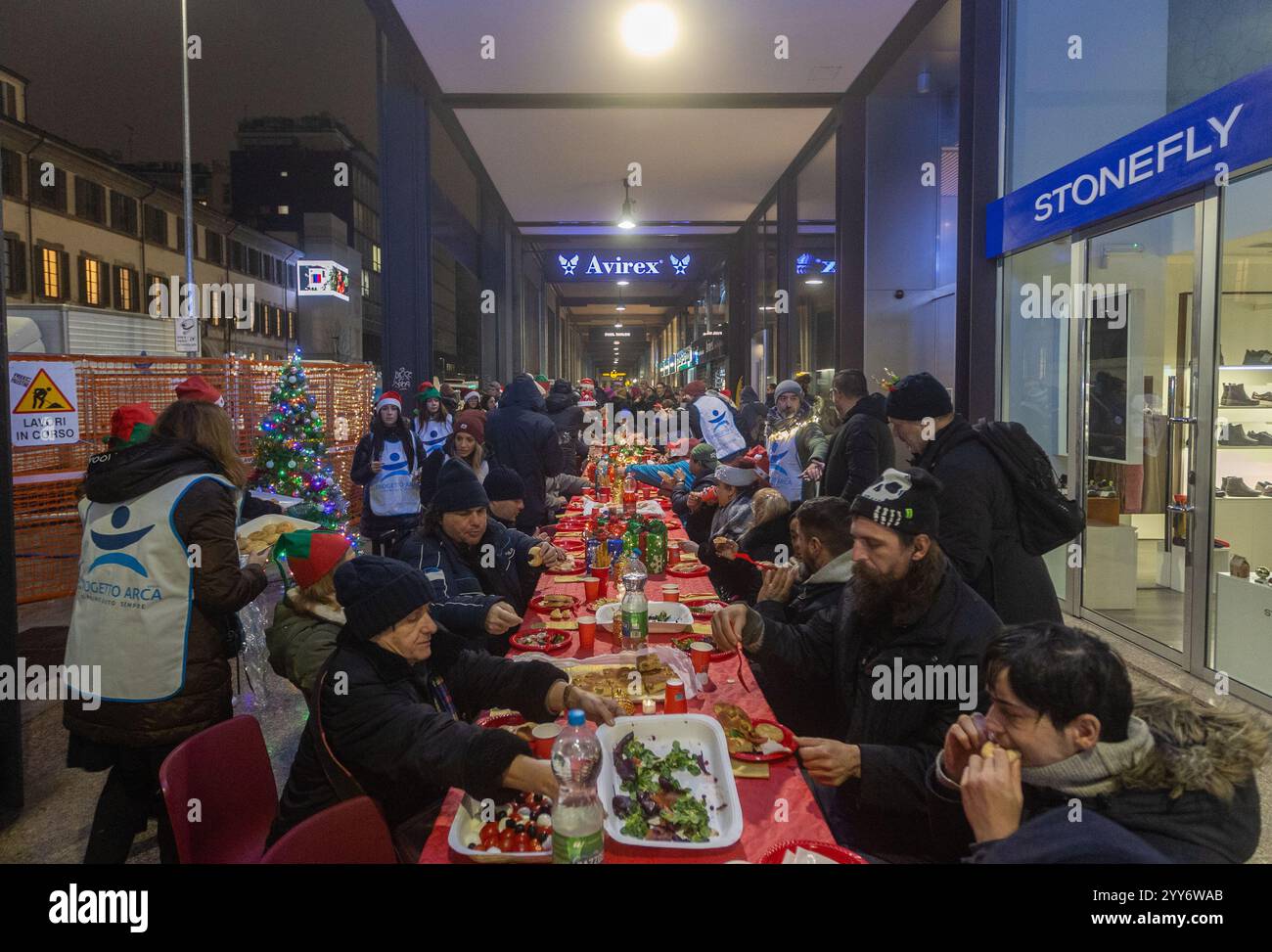 Milano, Italia. 19th Dec, 2024. Cena di Natale in galleria per i senza ...