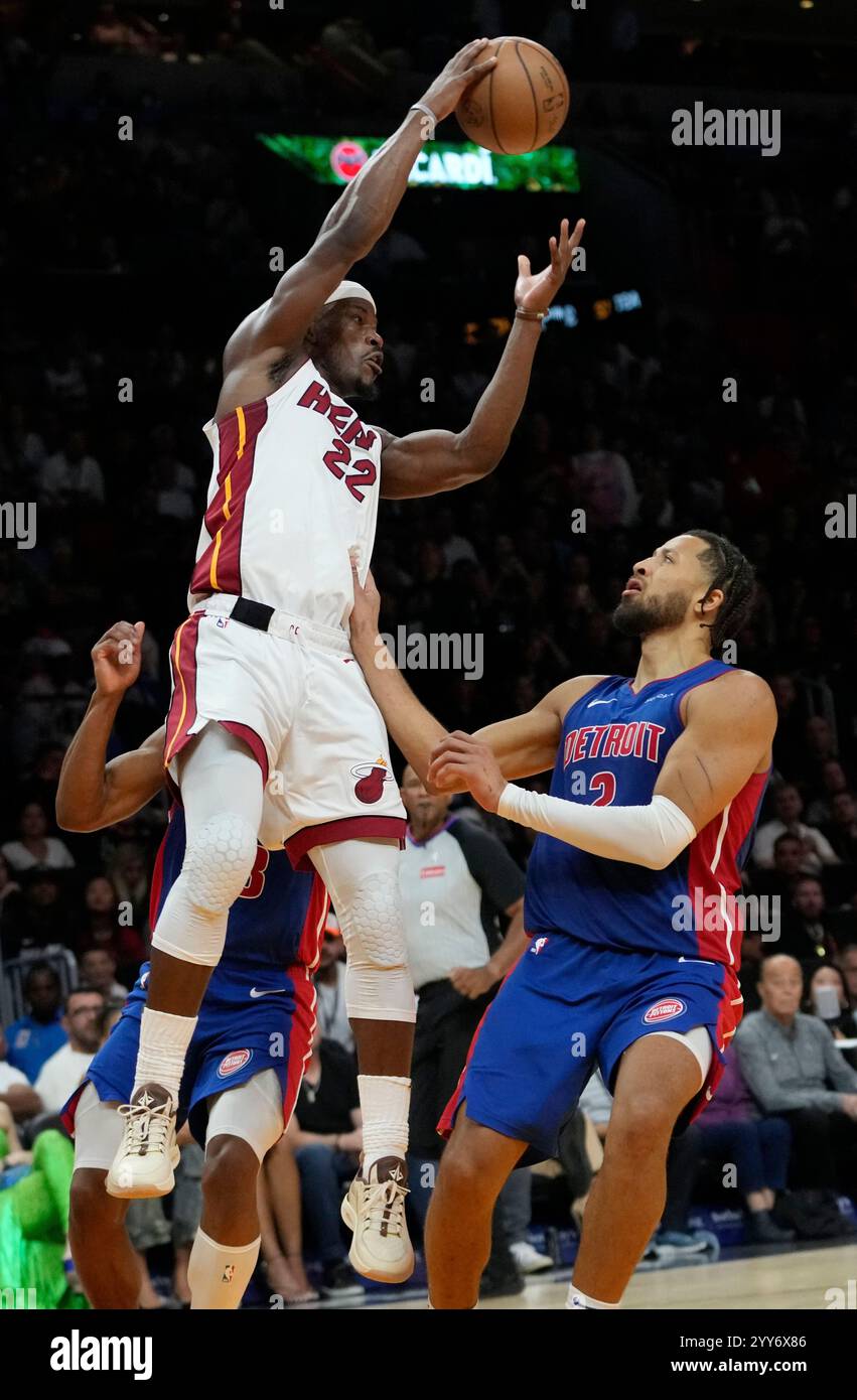 Miami Heat forward Jimmy Butler (22) goes for the ball against Detroit ...