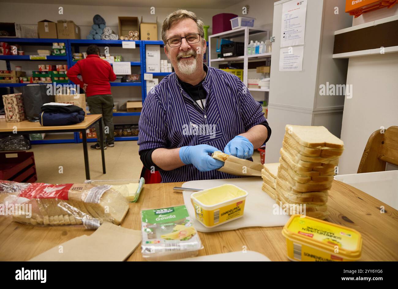 Hamburg, Germany. 19th Dec, 2024. Oliver Tomsky, a volunteer member of ...