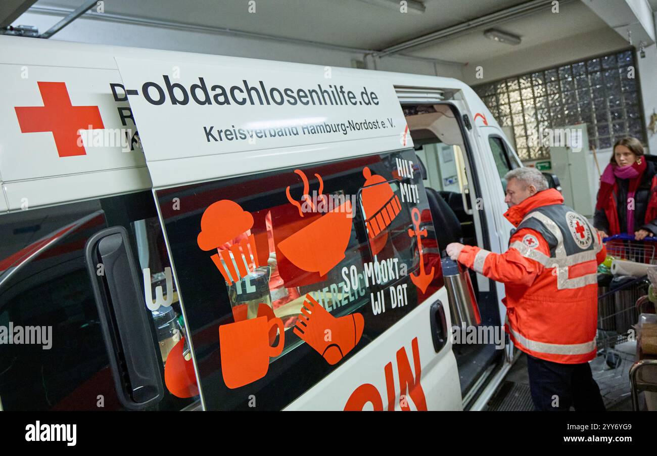 Hamburg, Germany. 19th Dec, 2024. Volunteer members of the German Red ...