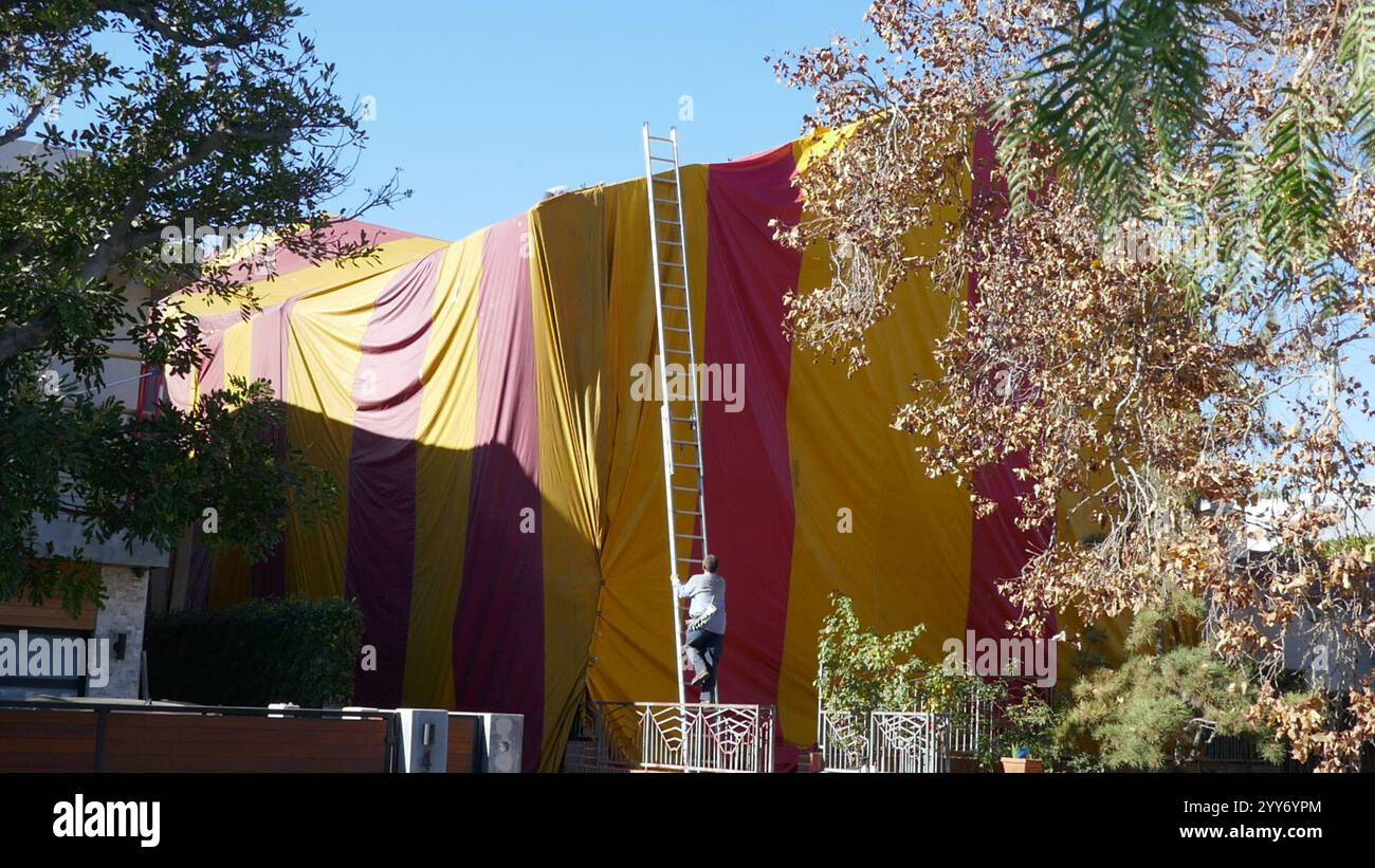 Los Angeles, California, USA 18th December 2024 Fumigation Tented home on Alfred Street on ...