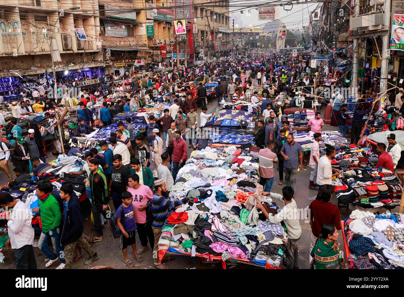 Dhaka, Bangladesh. 19th Dec, 2024. City dwellers are swarming makeshift shops to buy warm ...
