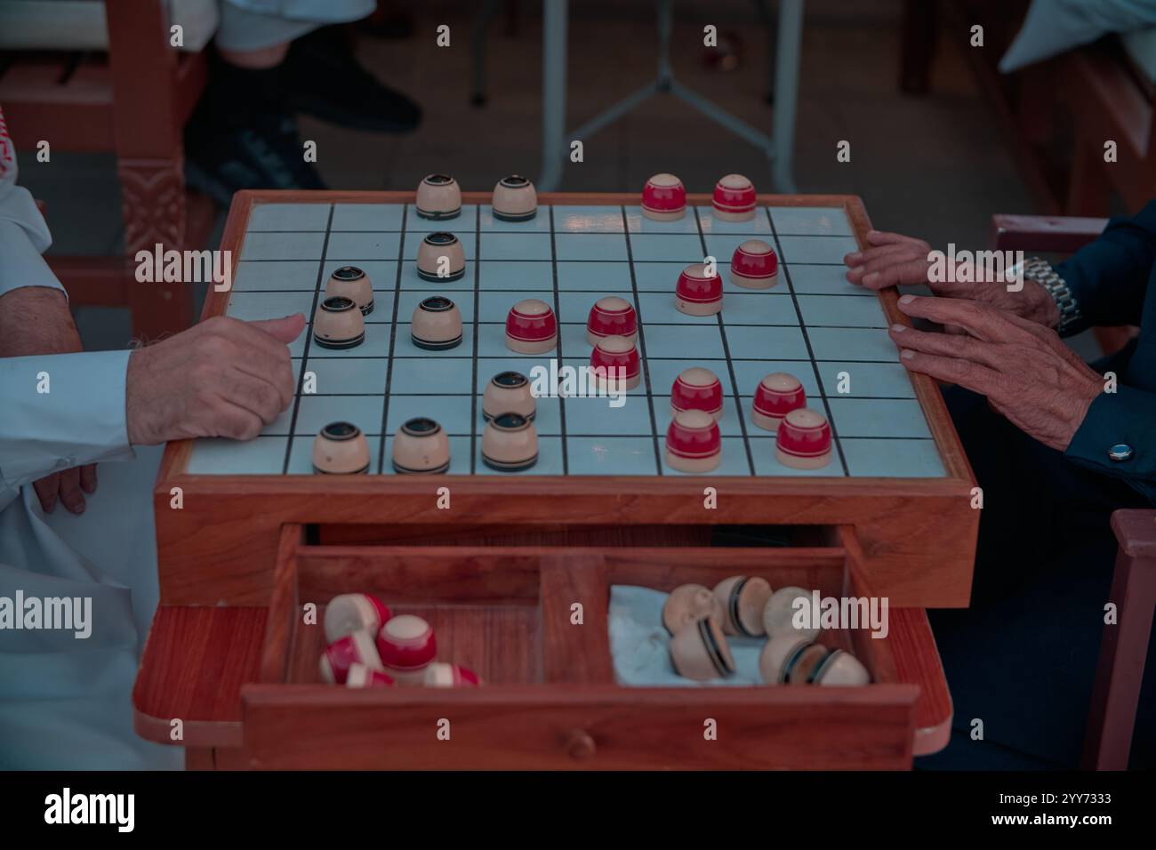 Traditional qatari dress hi-res stock photography and images - Alamy