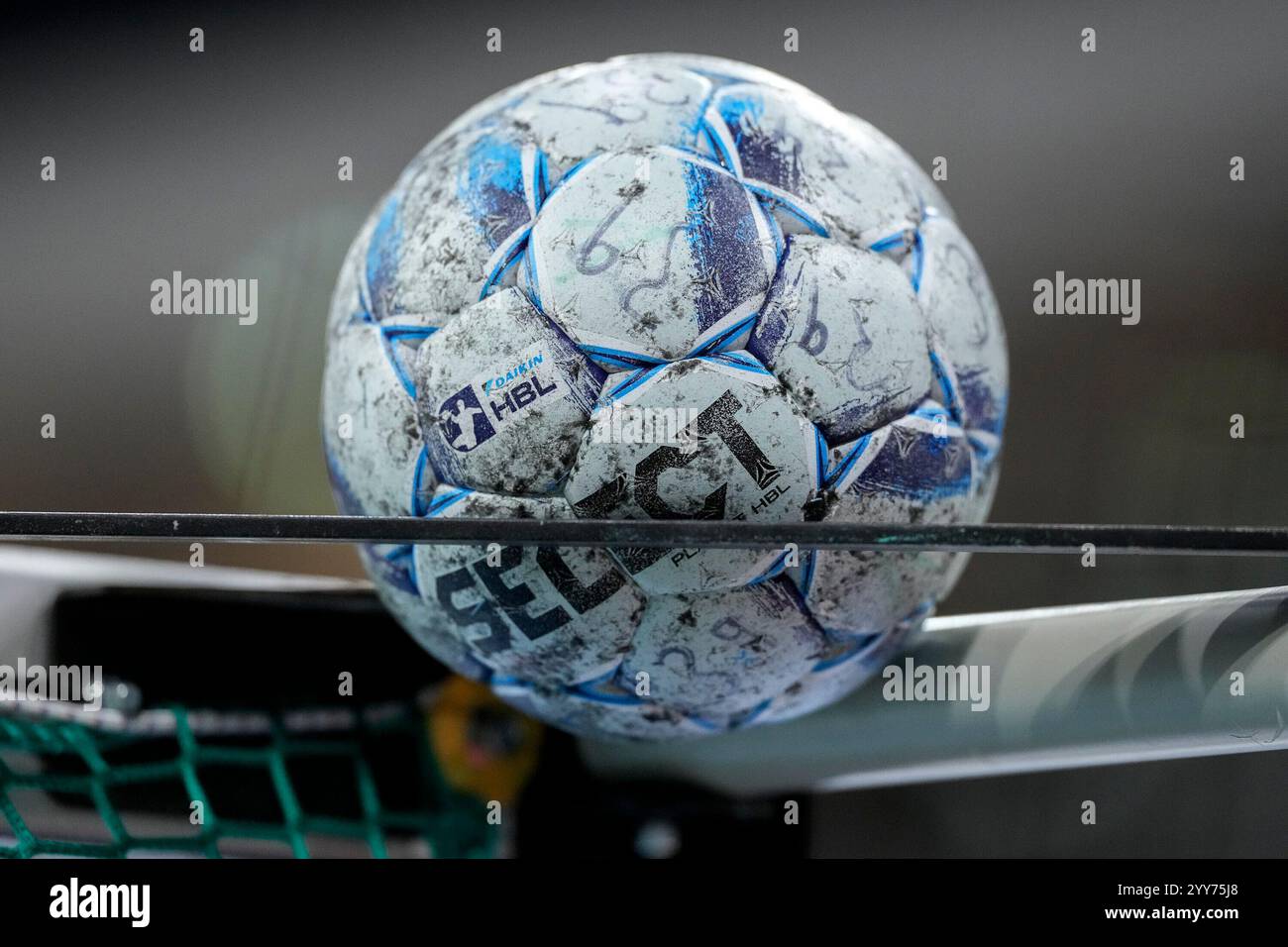 Heidelberg, Deutschland. 19th Dec, 2024. Ein Ball der Marke Select ...