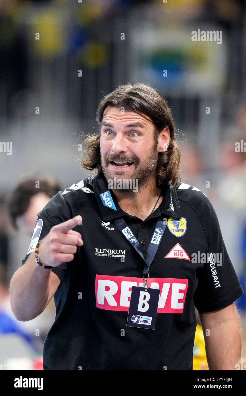 Heidelberg, Deutschland. 19th Dec, 2024. Sebastian Hinze (Trainer ...