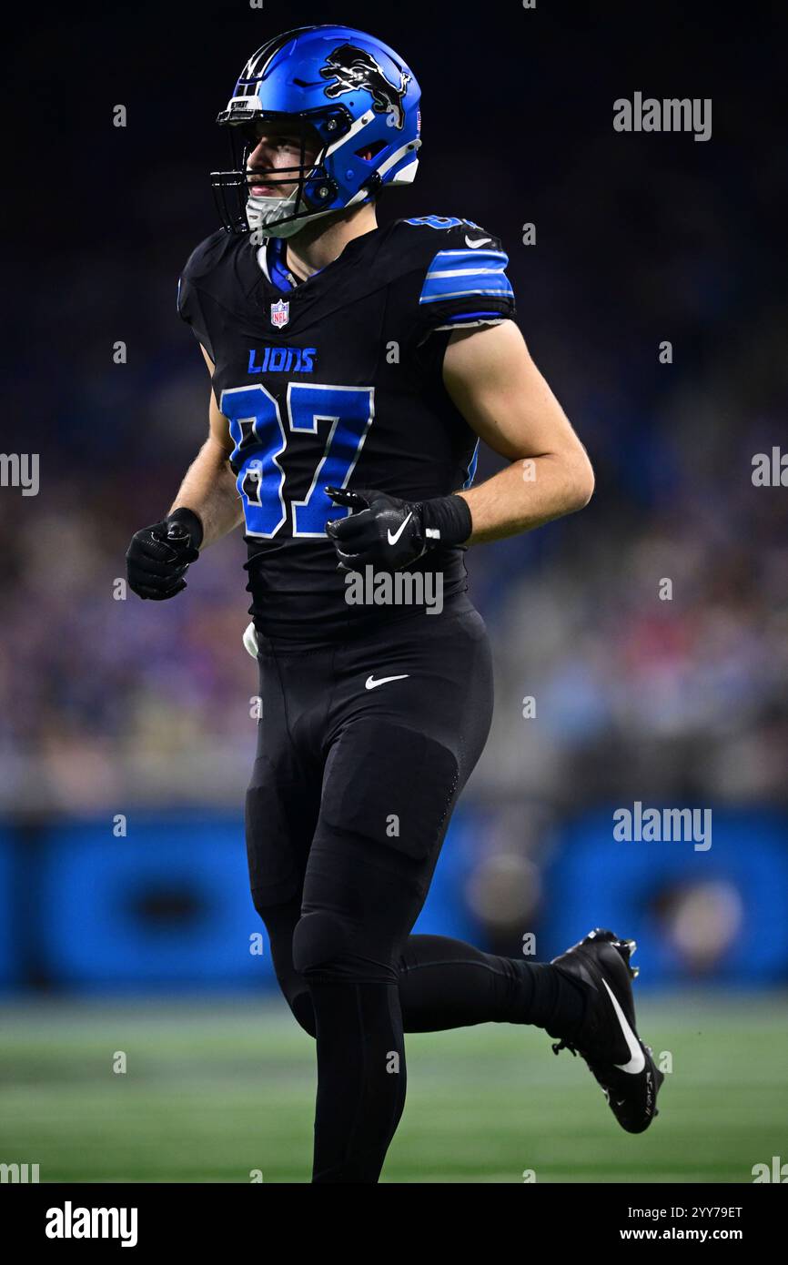 Detroit Lions tight end Sam LaPorta lines up during the second half of ...