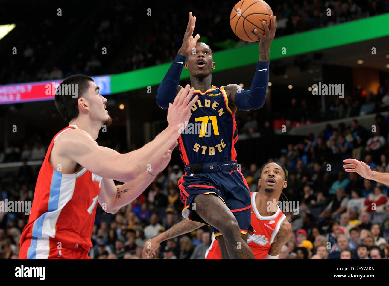 Golden State Warriors guard Dennis Schroder (71) shoots between Memphis ...