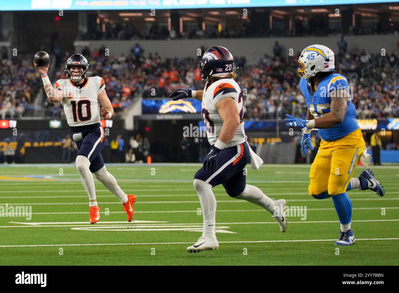 Denver Broncos quarterback Bo Nix (10) throws a touchdown pass to ...