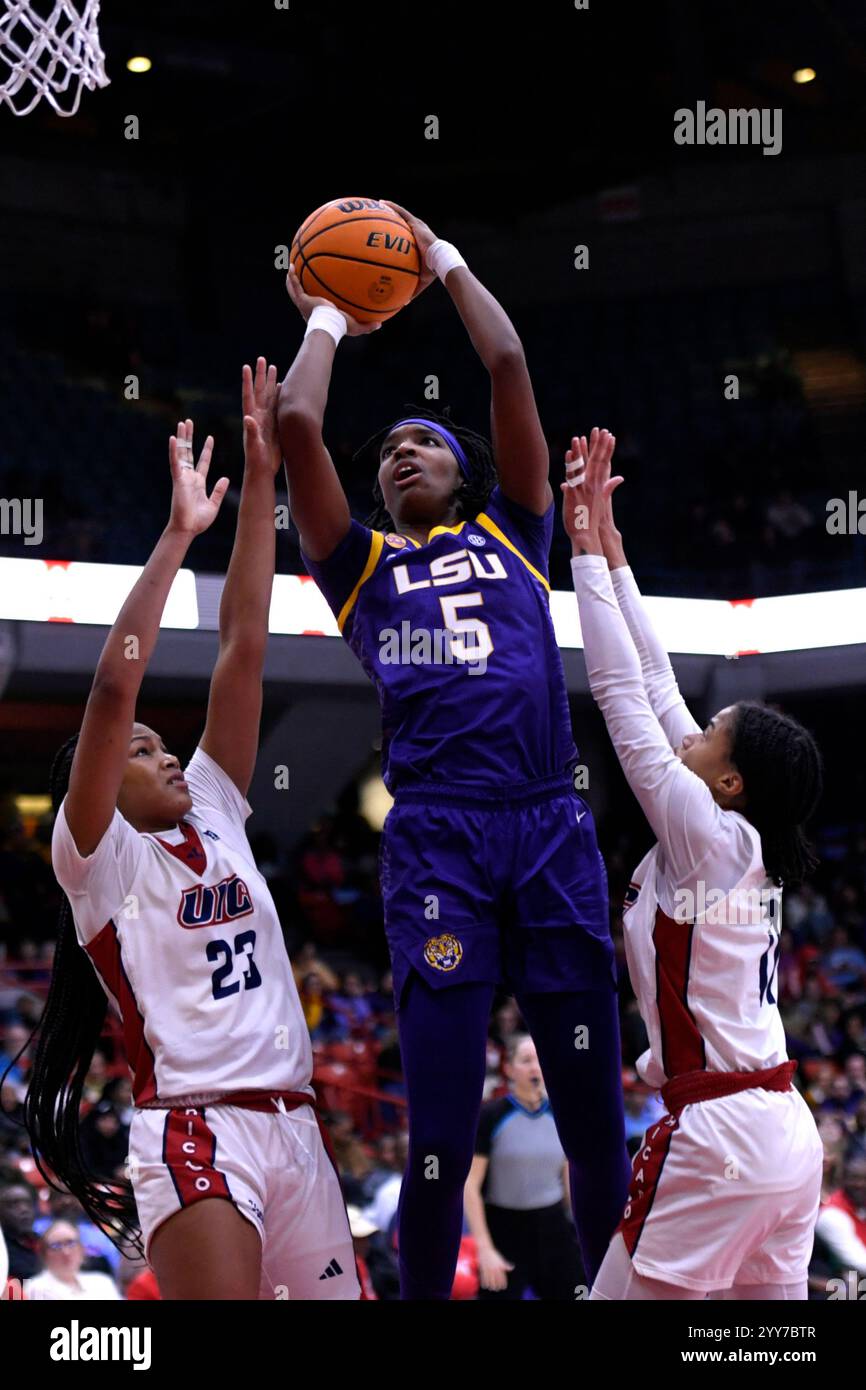 LSU's Sa' Myah Smith (5), goes up to shoot against Illinois-Chicago's ...