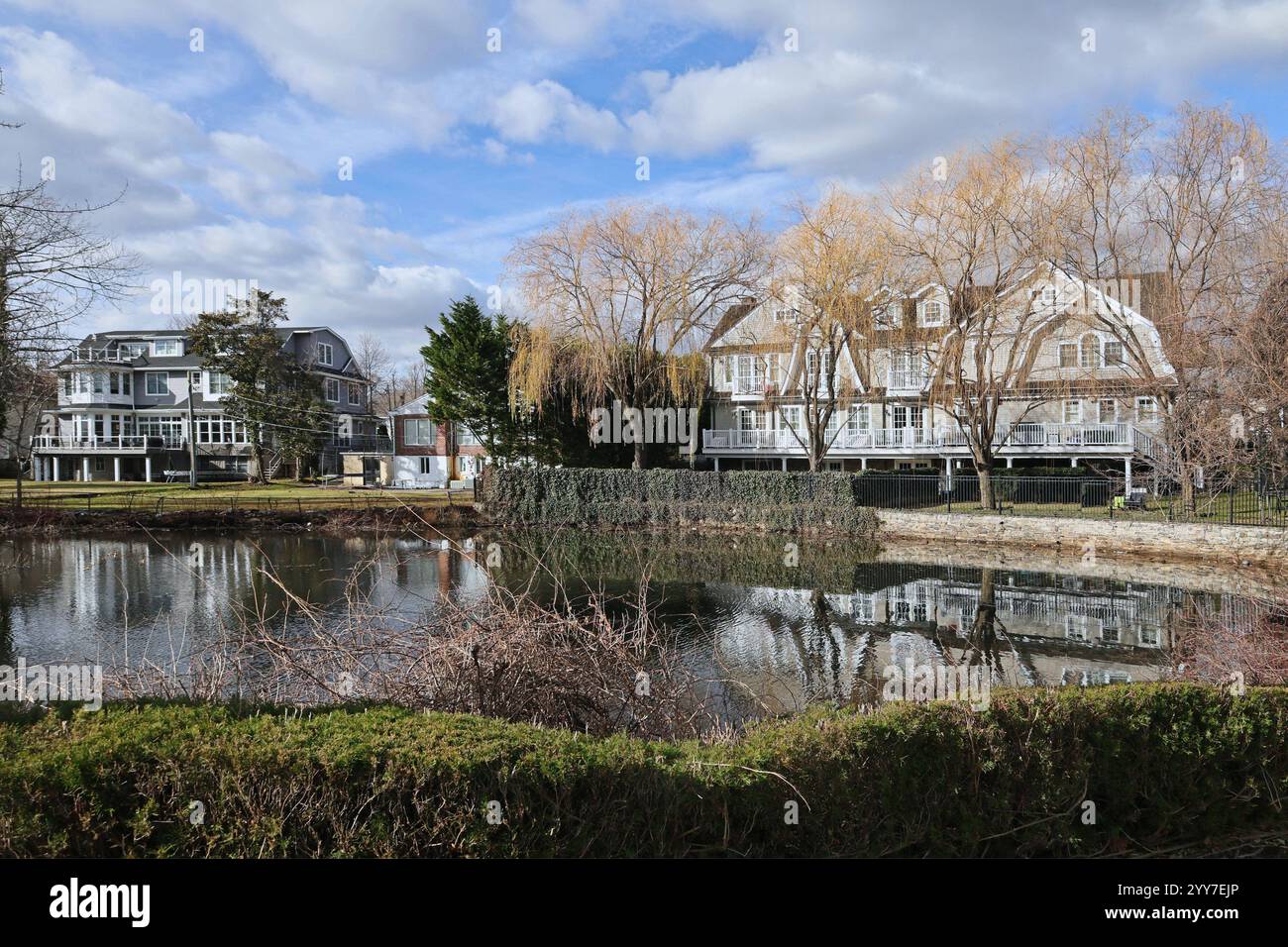 Natural setting with large waterfront houses Stock Photo - Alamy