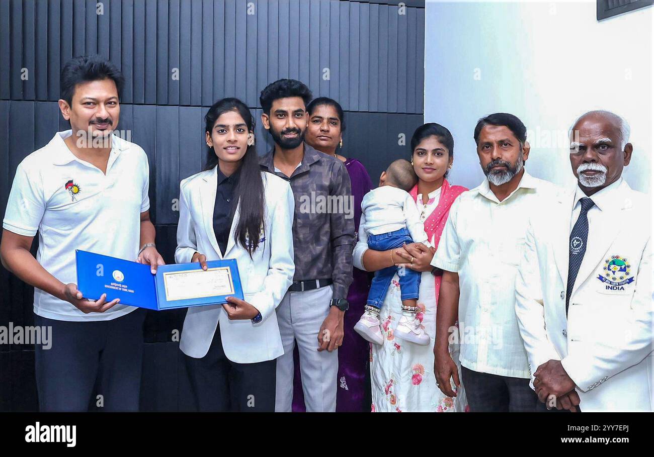 Indian girl gold medal hi-res stock photography and images - Alamy