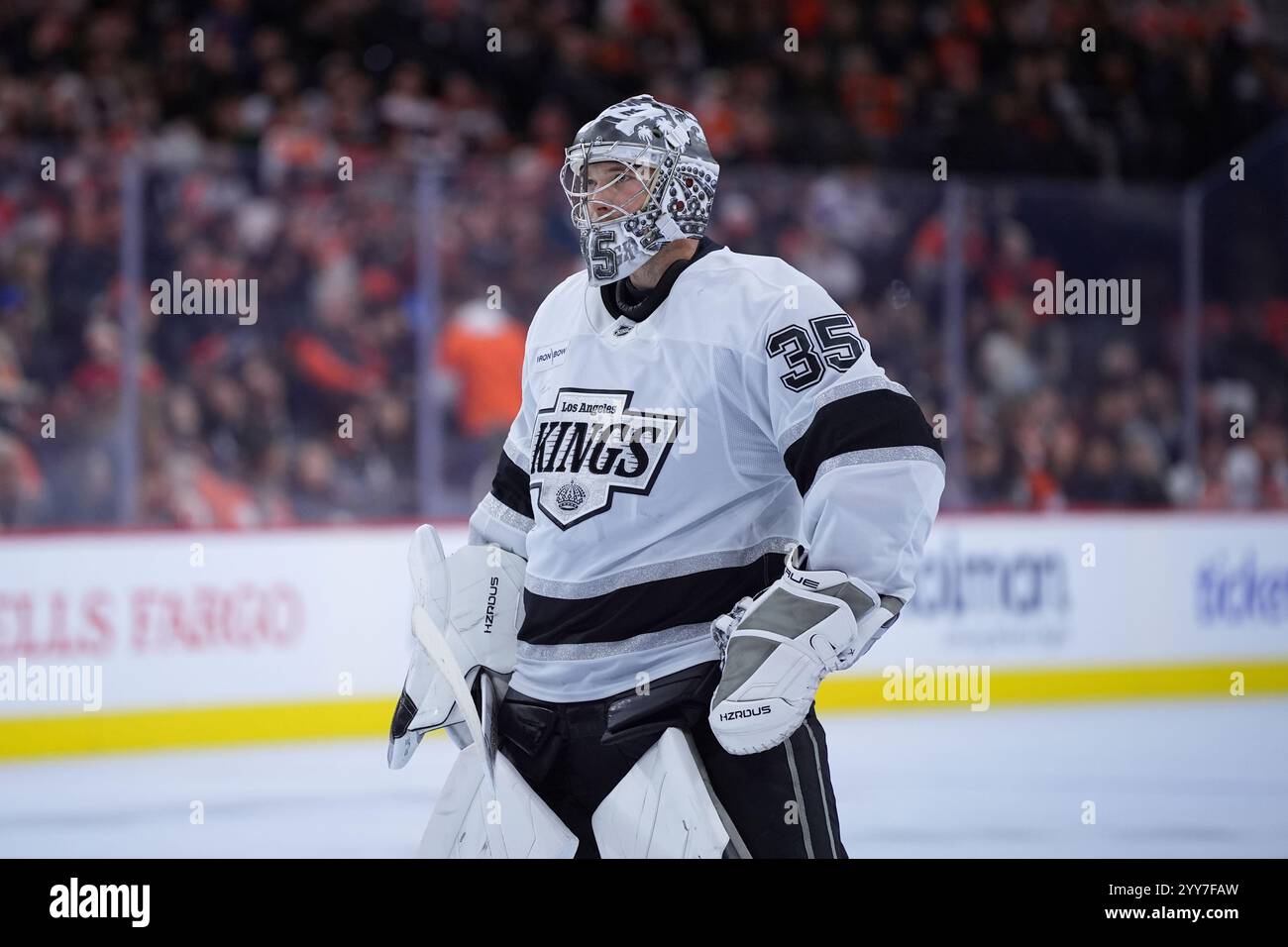 Los Angeles Kings' Darcy Kuemper plays during an NHL hockey game ...